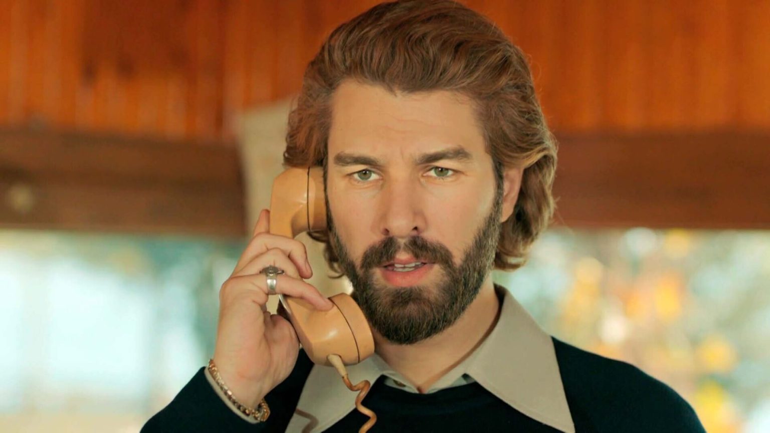 Fikret se da cuenta que Umit está enamorada de Demir - Tierra Amarga