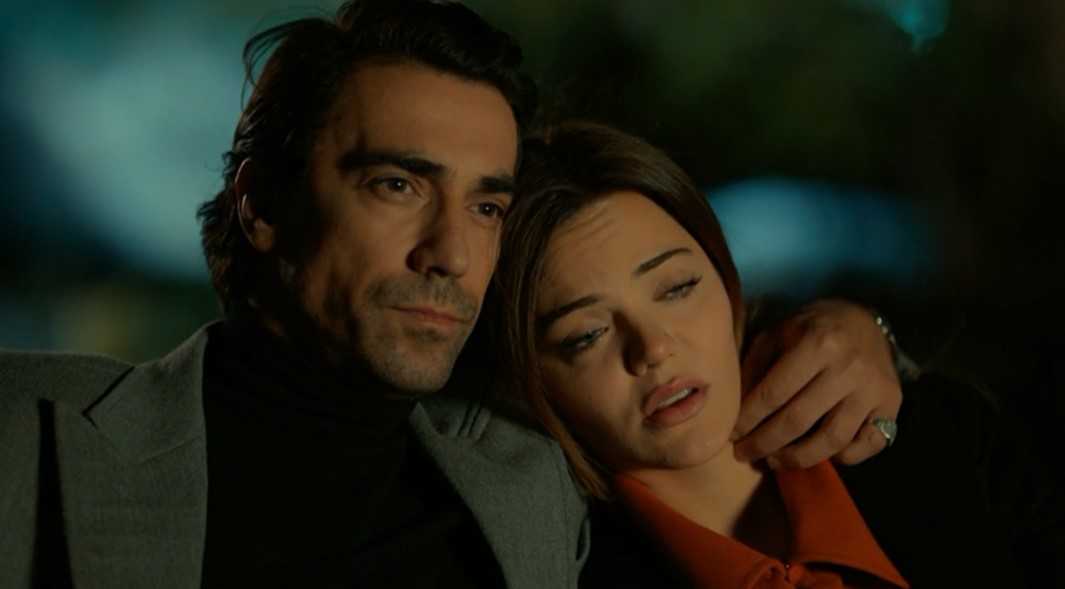 Zuleyha ignora que Hakan está a su lado - Tierra Amarga